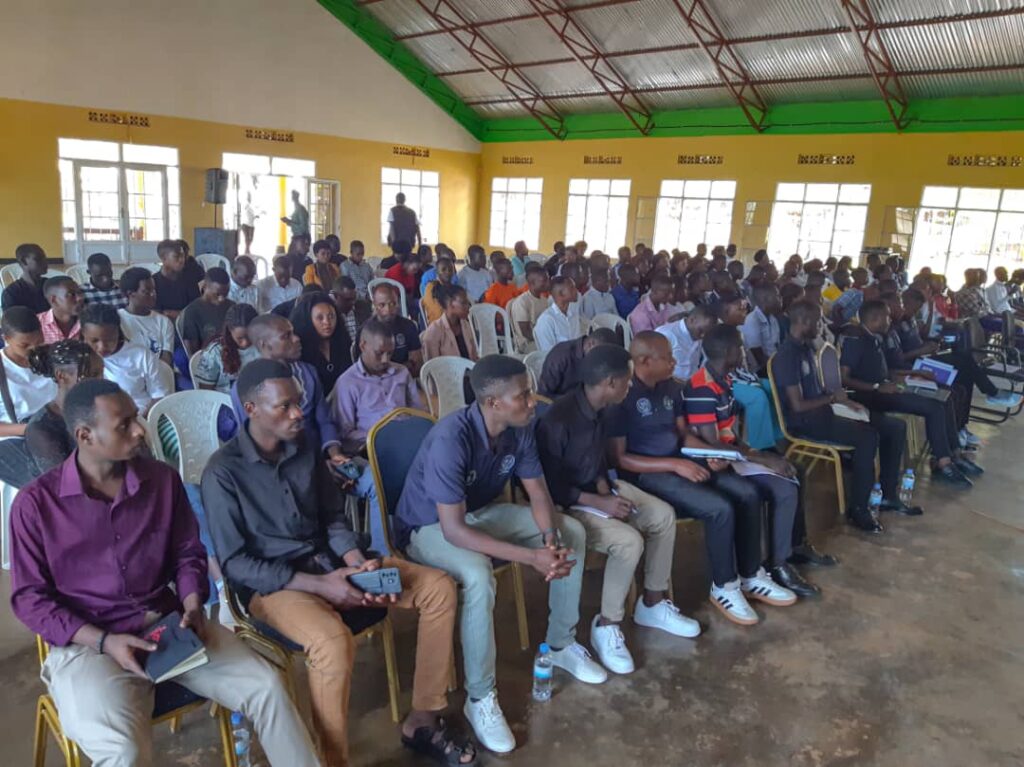 Kayonza:Urubyiruko ruhagarariye urundi runenga bagenzi babo basuzugura ...